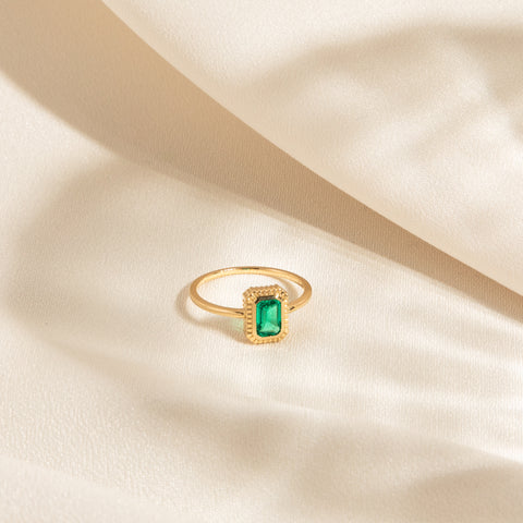 Dainty Ribbed Emerald Ring | Simple & Dainty